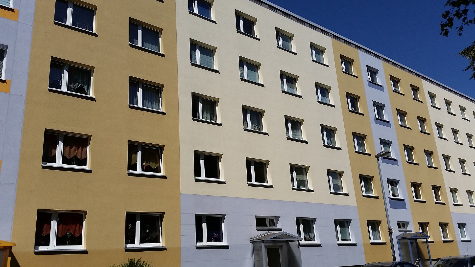 Panelové domy v Chomutově museli obyvatelé okamžitě opustit | Náš REGION