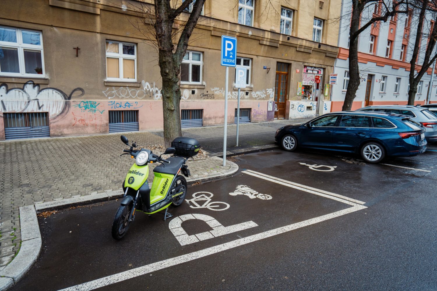 Sedmička rozšiřuje parkovací stání pro kola, skútry a motorky | Náš REGION