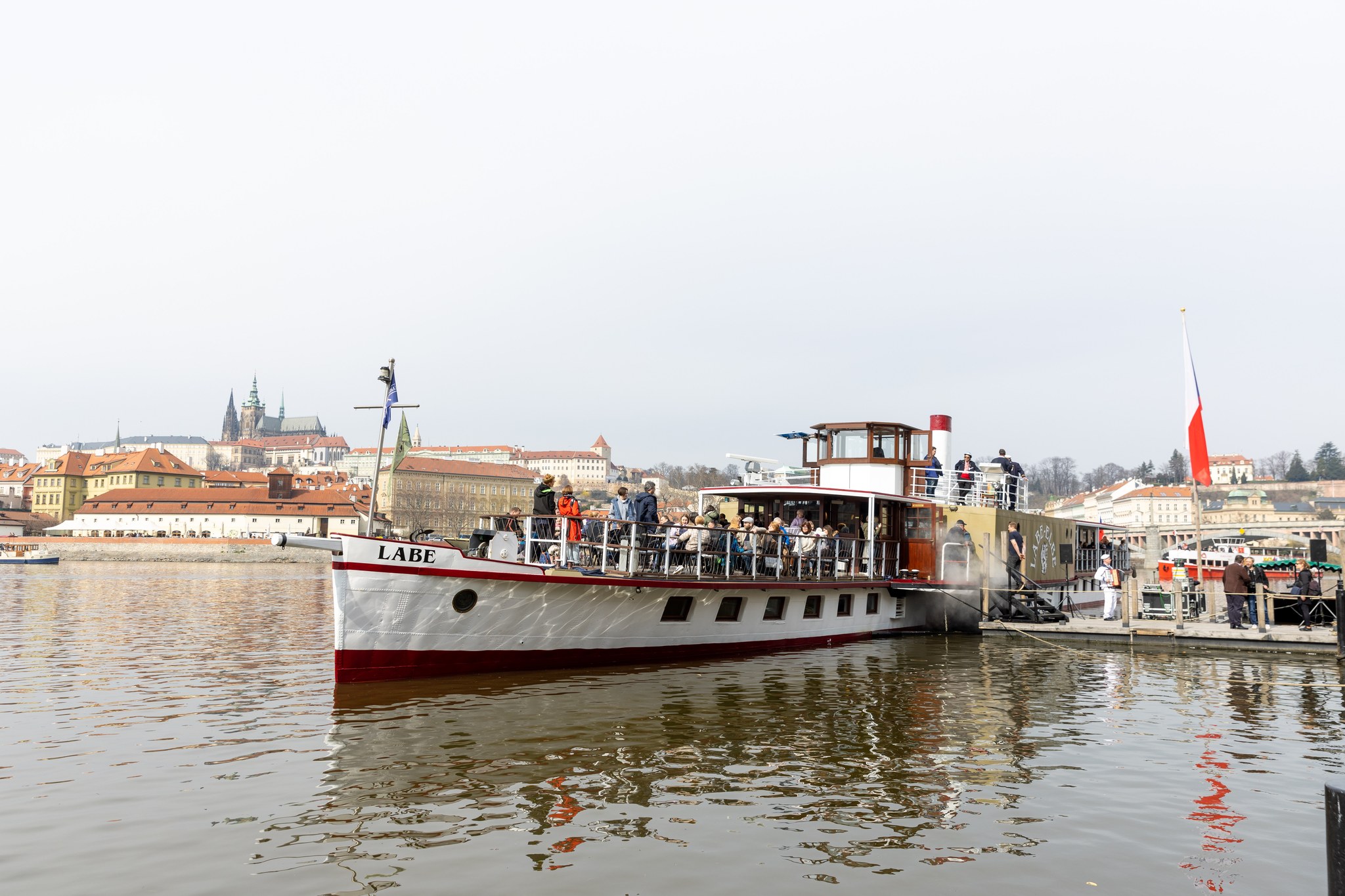 Sezónu na Vltavě zahájil i kolesový parník Labe | Náš REGION