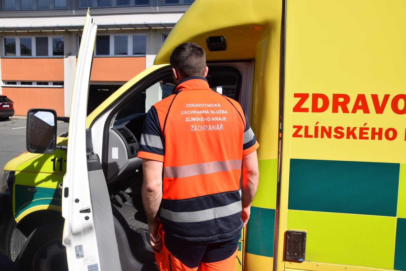 Životy lidí budou zdravotníci zachraňovat v novém oblečení | Náš REGION