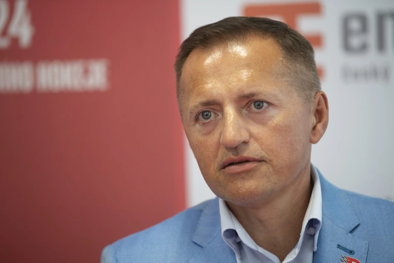 Financování Dědkovy sportovní arény má zřejmě vážné trhliny | Náš REGION